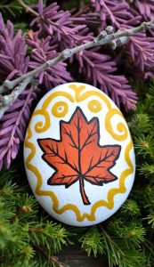 32 Cozy Autumn Leaf Painted Rock Ideas for Fall Decor: Charming Designs ...